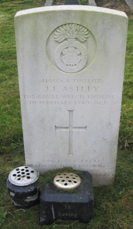 Llangyniew War Memorial - WW1.Wales