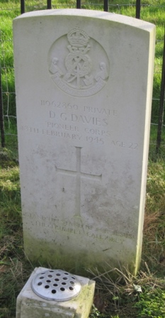 Llangyniew War Memorial - WW1.Wales
