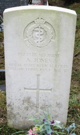 Llangyniew War Memorial – WWWMP.Wales